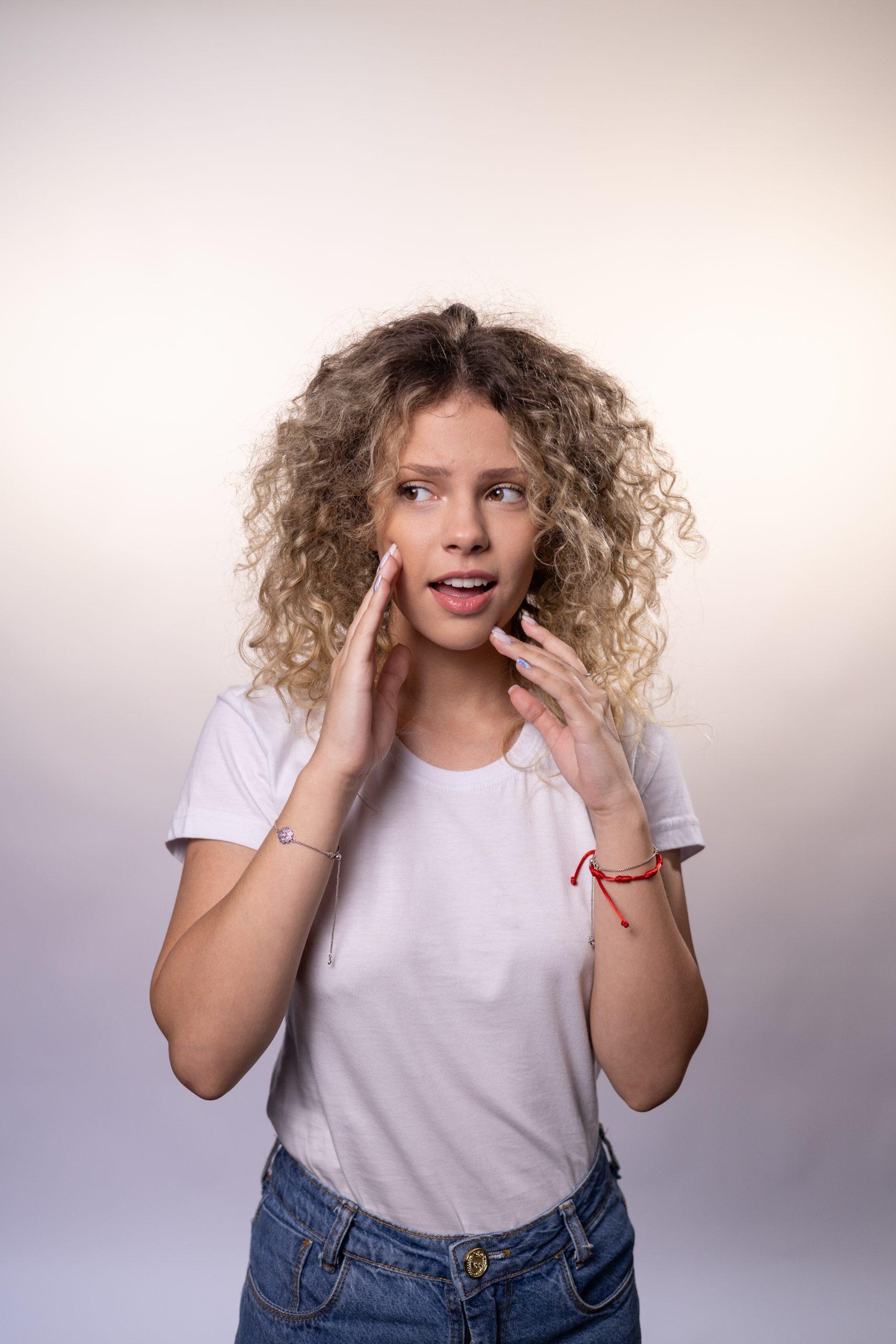 Dicas para lidar com o frizz dos cabelos - Soul Power